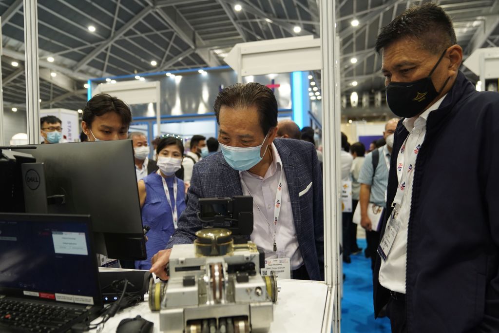 SMRT, NUS to back startups boosting train station retailers