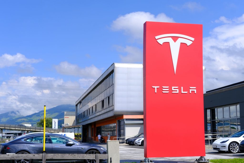 Tesla's market cap drops below $1t as Europe sales drop