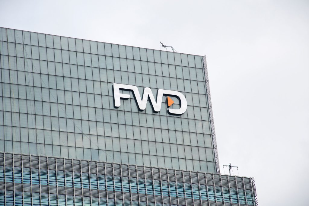 Richard Li’s FWD drops 2.5% on HK debut after $442m IPO
