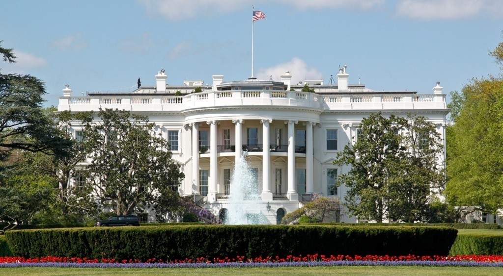 White House advisor criticizes Apple CEO for China factory delays