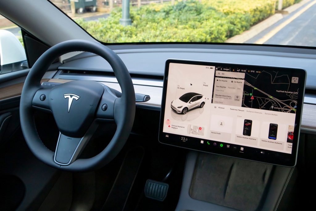 Tesla vice president leaves after 13 years