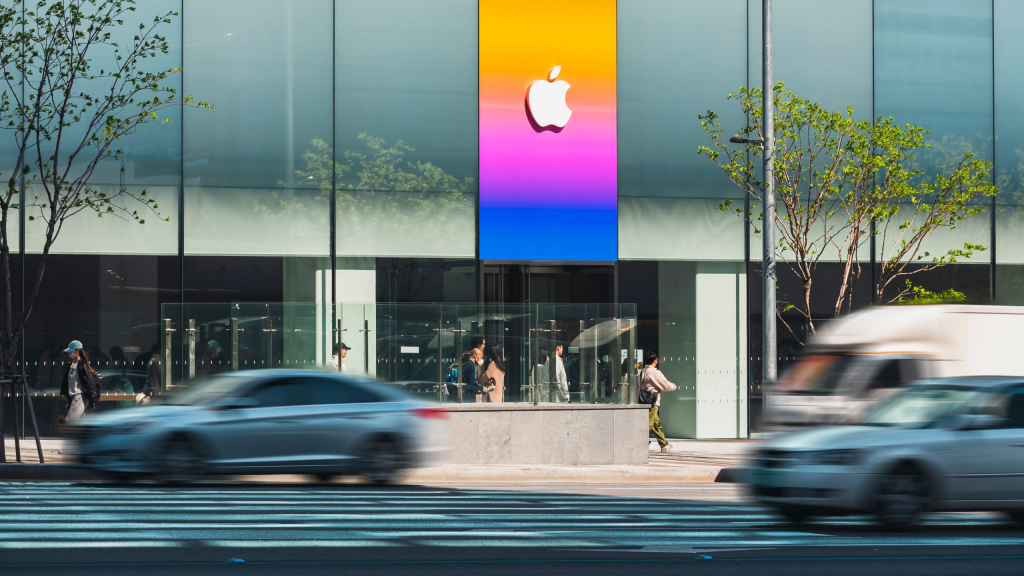 Apple lets iOS apps use alternative stores, payment in Japan