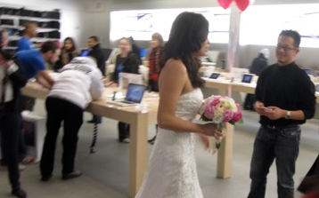 VIDEO: First Wedding in Apple Store!
