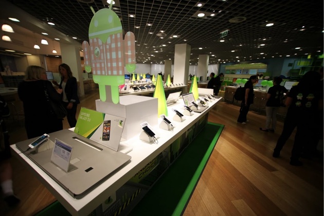'Fake' Android Store in China Can't Resist Selling iPhones Too