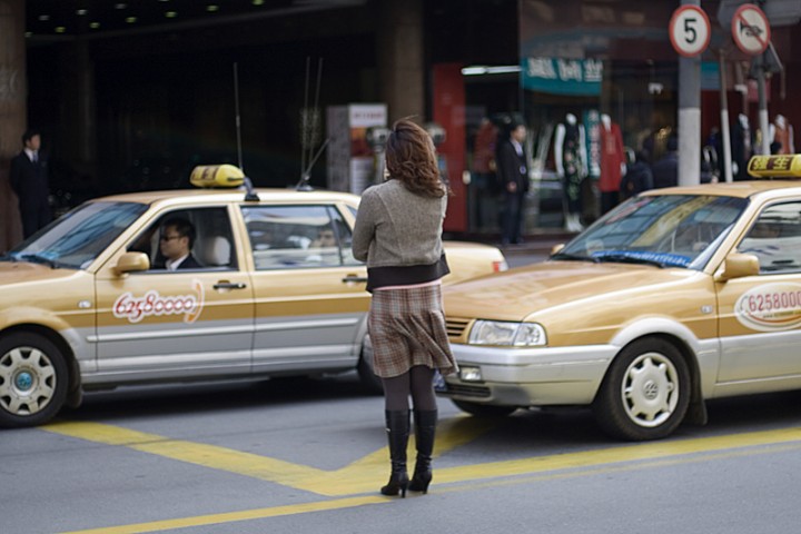 China's taxi-hailing startups roll out ridesharing service