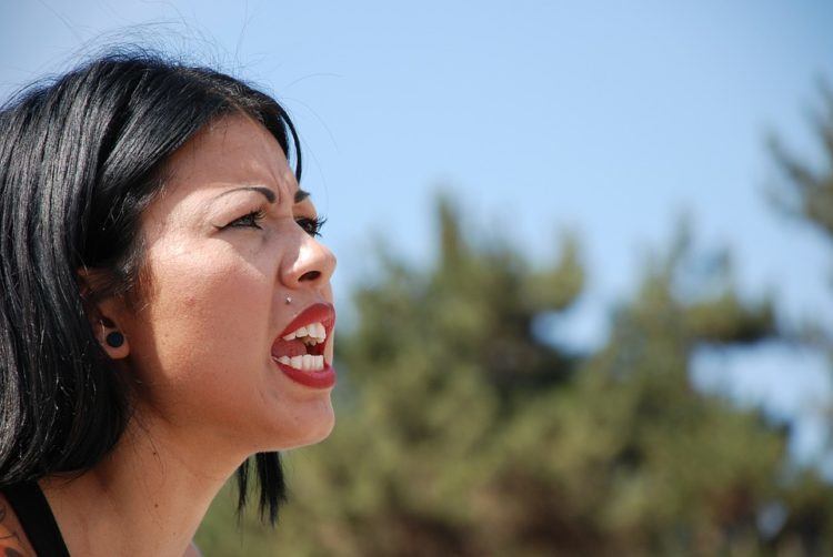 Chinese Uber driver threatens to break passenger's legs