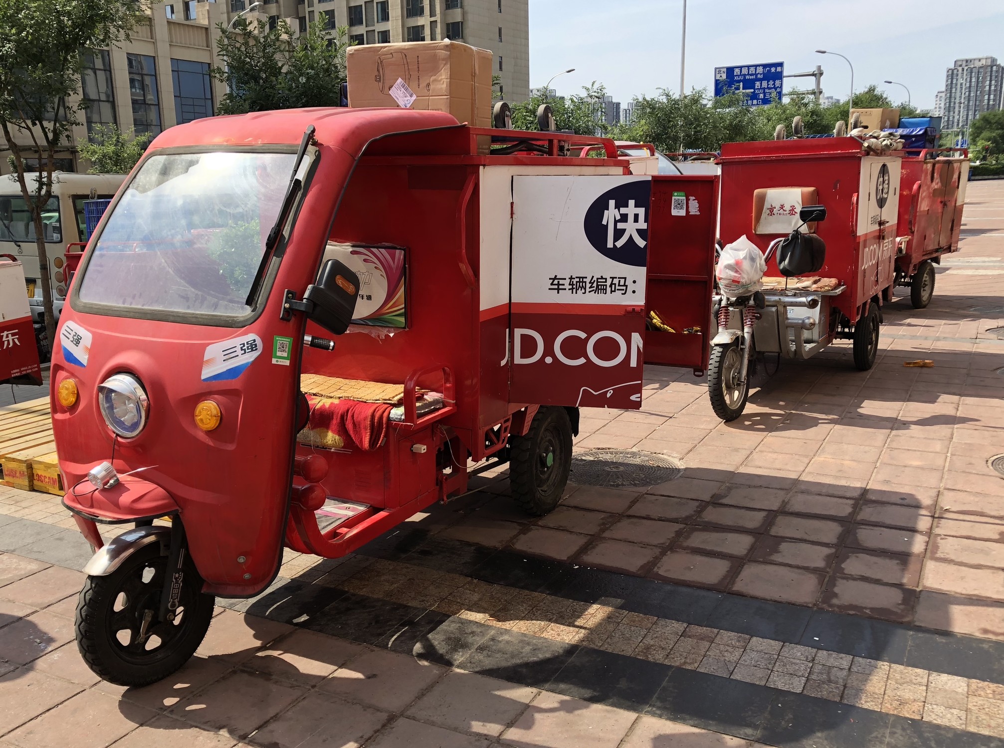 6 things I learned from visiting a JD.com distribution center