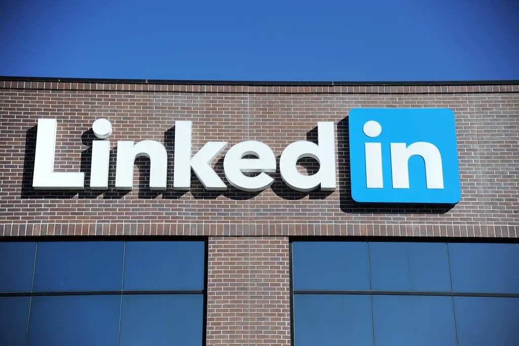 LinkedIn will stop providing social features in China